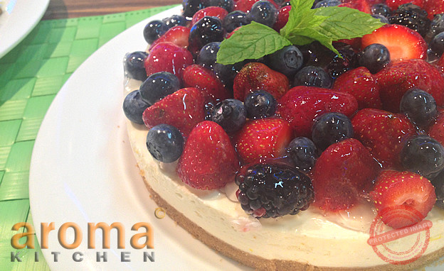 Vanilla cheesecake with glazed mixed berries - Aceline