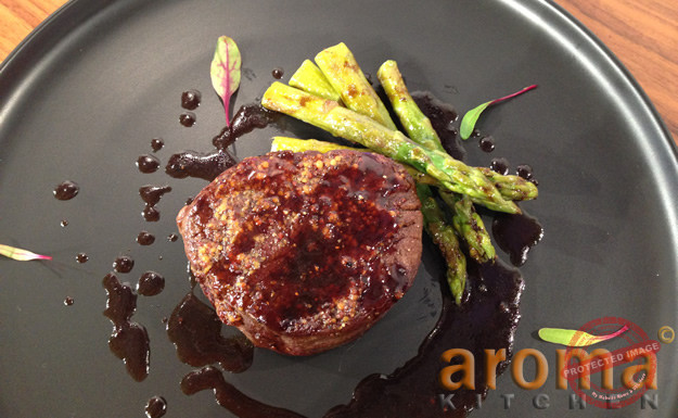 Argentinian beef fillet with grilled asparagus - Aceline