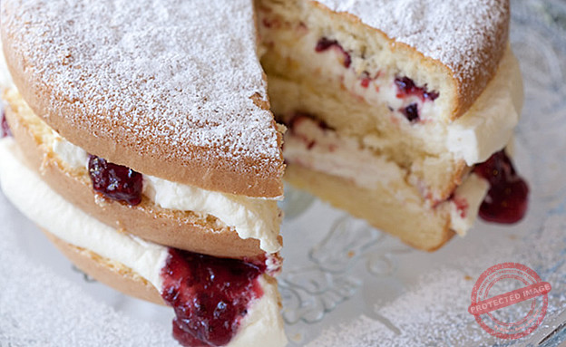 Victoria sponge cake with raspberries and cream - Aceline